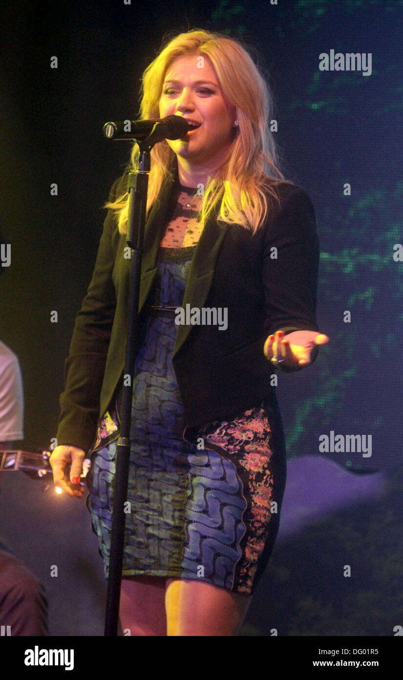 Kelly Clarkson 2013 High Resolution Stock Photography and Images - Alamy