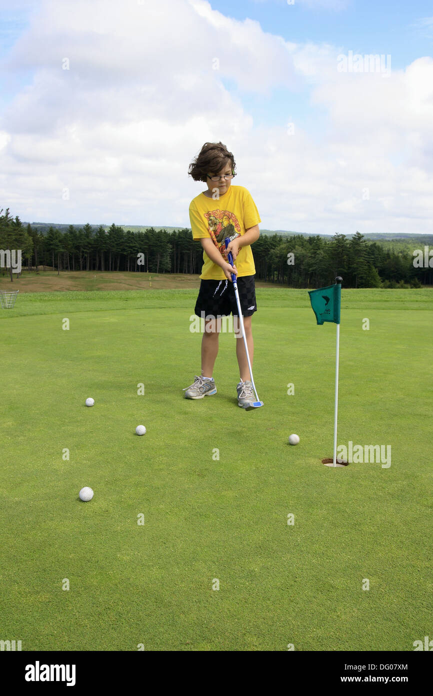 Child learning to play golf hi-res stock photography and images - Alamy