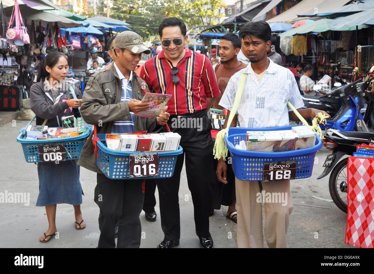 Tachileik (Myanmar), cigarettes sellers at the market Stock Photo - Alamy