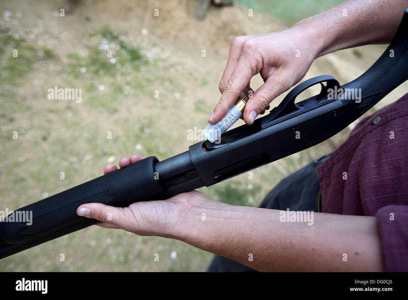 Shooting loading gun hi-res stock photography and images - Alamy
