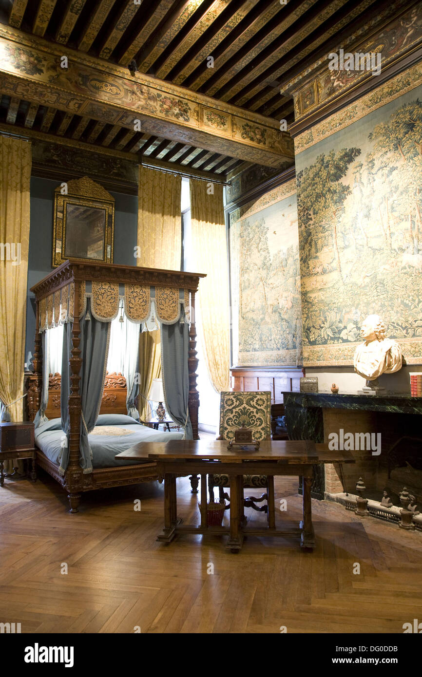 Bed castle room hi-res stock photography and images - Alamy