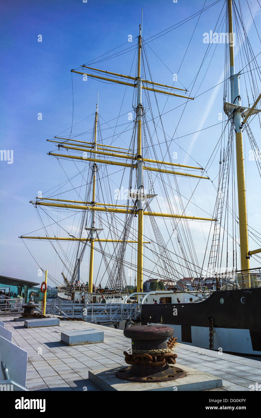 Tall ship in river river hi-res stock photography and images - Alamy