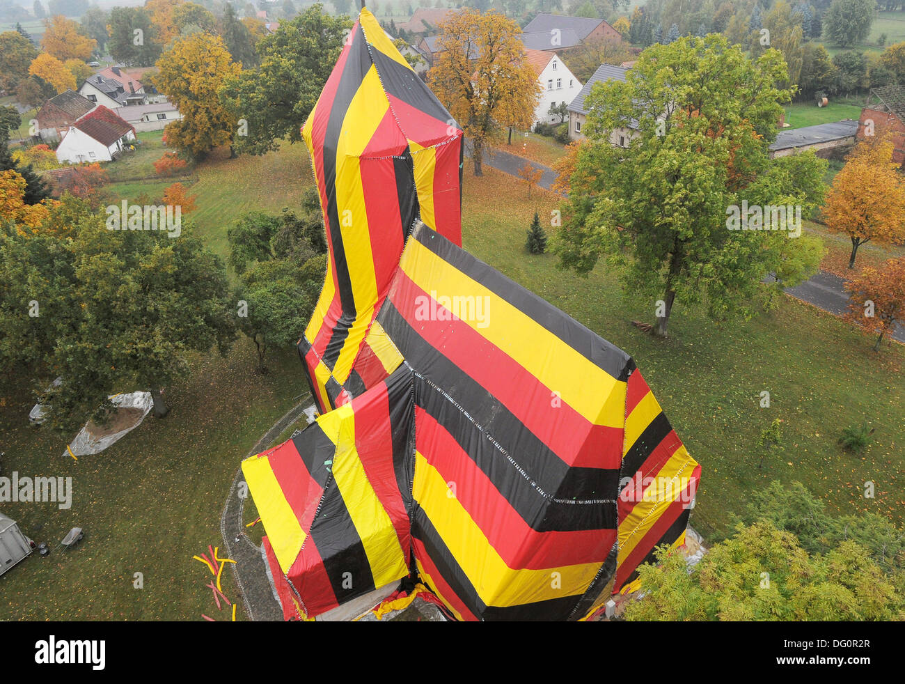 Boernicke, Germany. 11th Oct, 2013. Employees of Binker Materialschutz ...