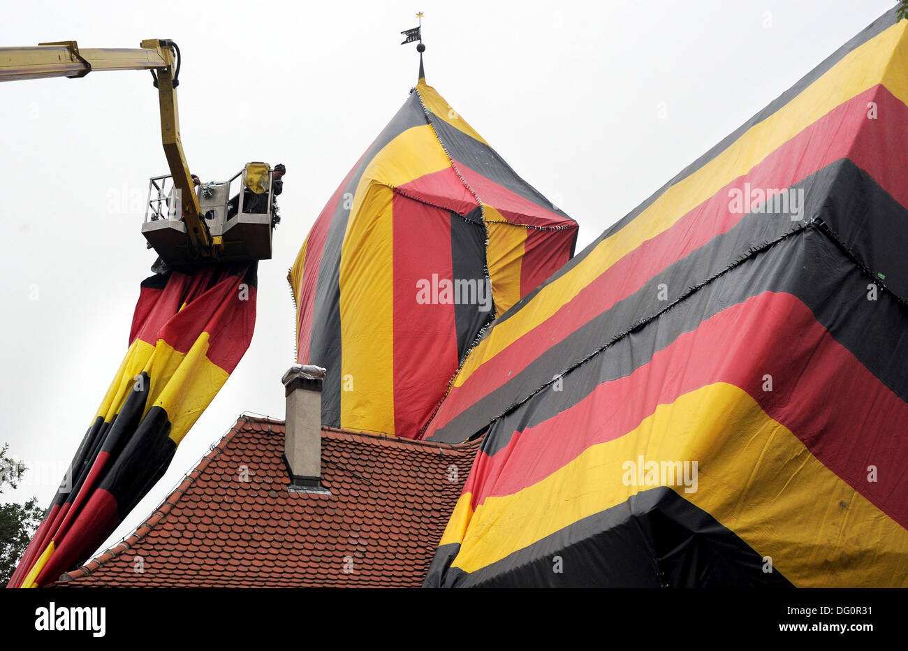 Boernicke, Germany. 11th Oct, 2013. Employees of Binker Materialschutz ...
