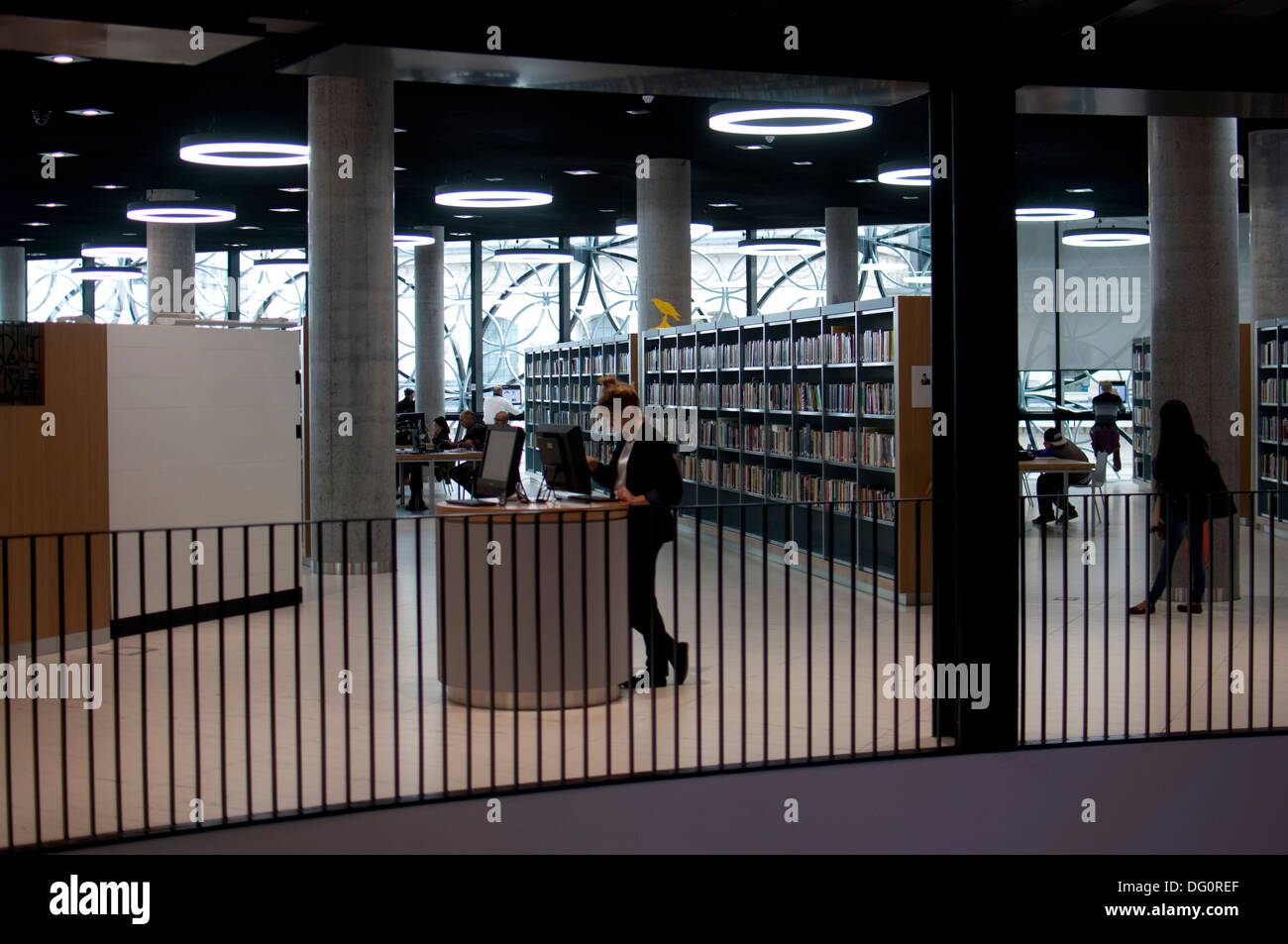 Birmingham city library interior hi-res stock photography and images ...
