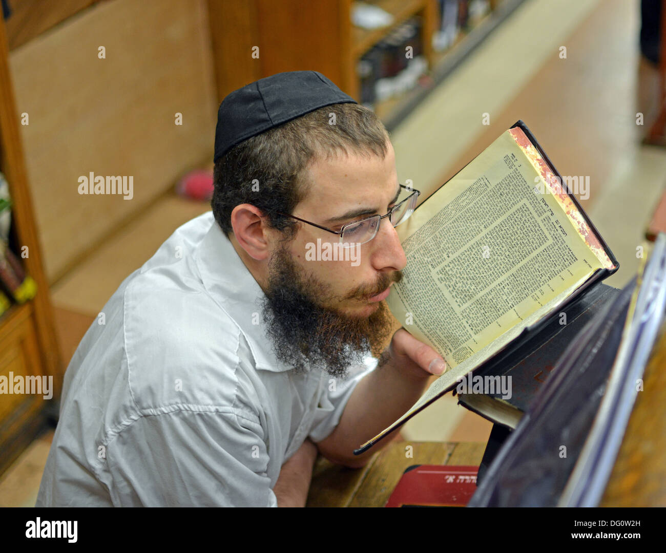 Lubavitch Hassidic student studying Talmud at their headquarters and ...