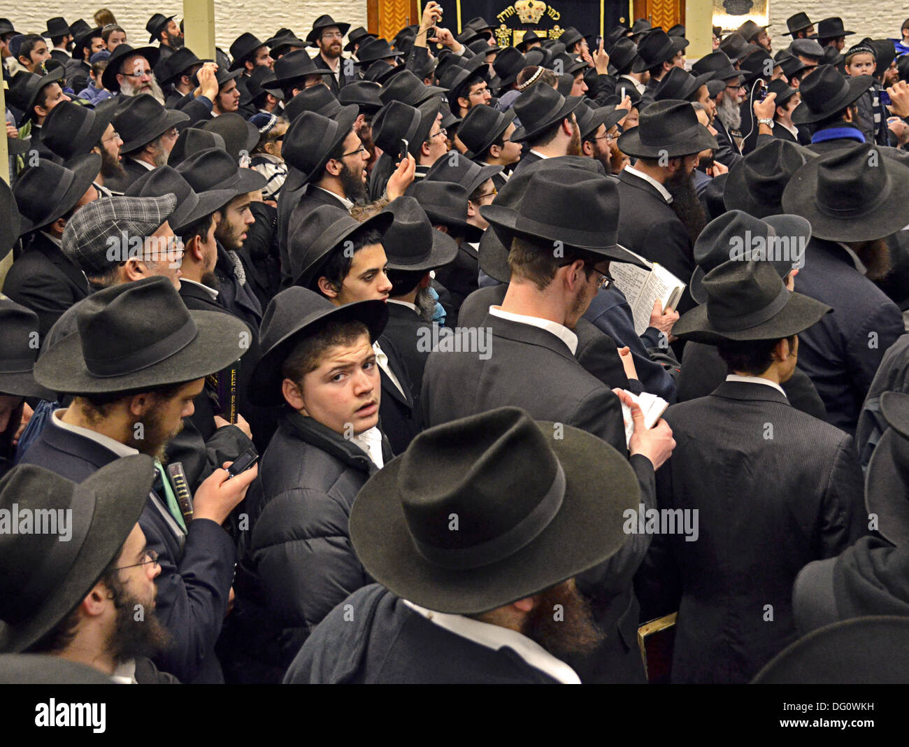 Synagogue worship congregation hi-res stock photography and images - Alamy