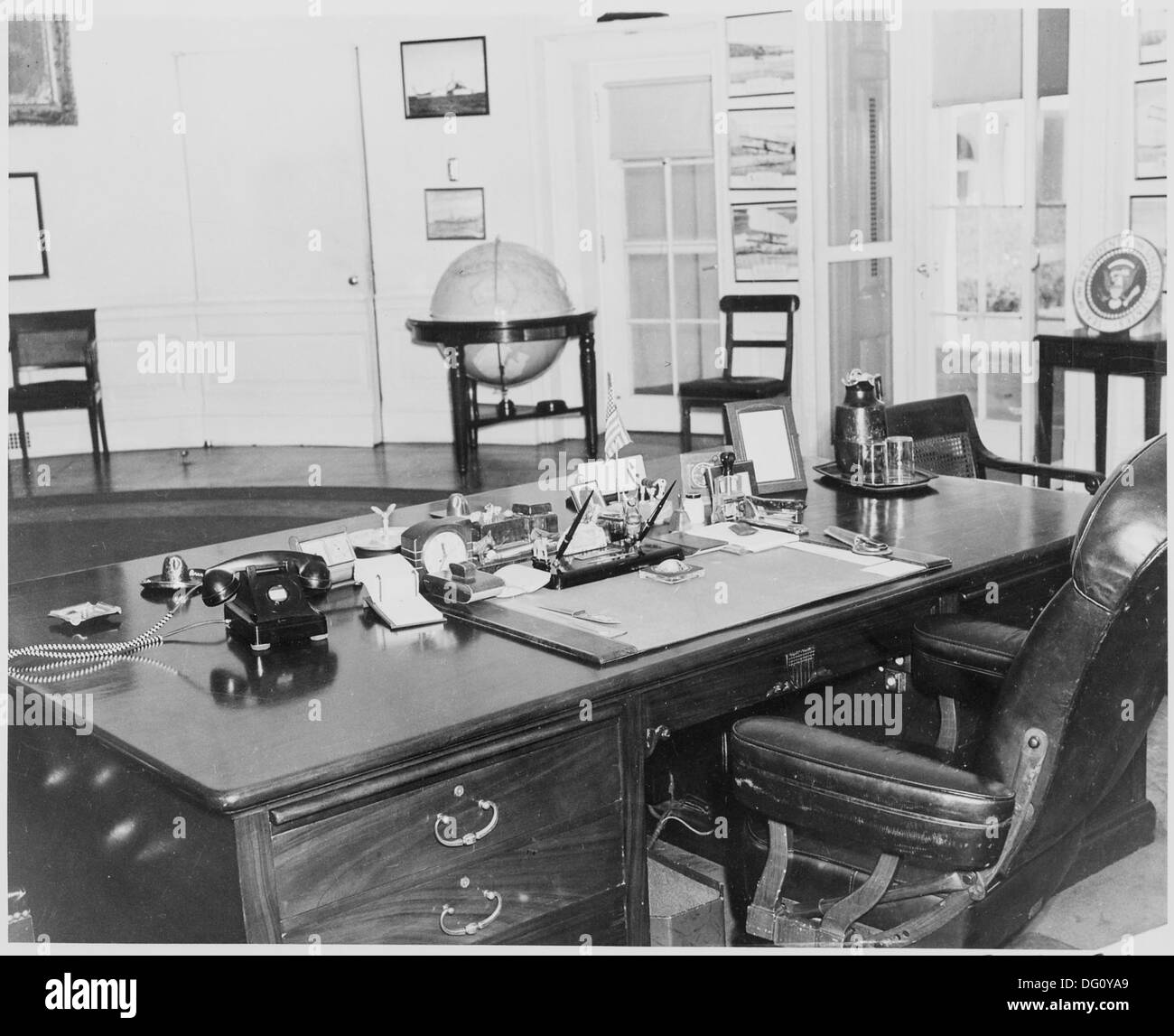 A photograph showing objects on President Truman's desk in the Oval ...
