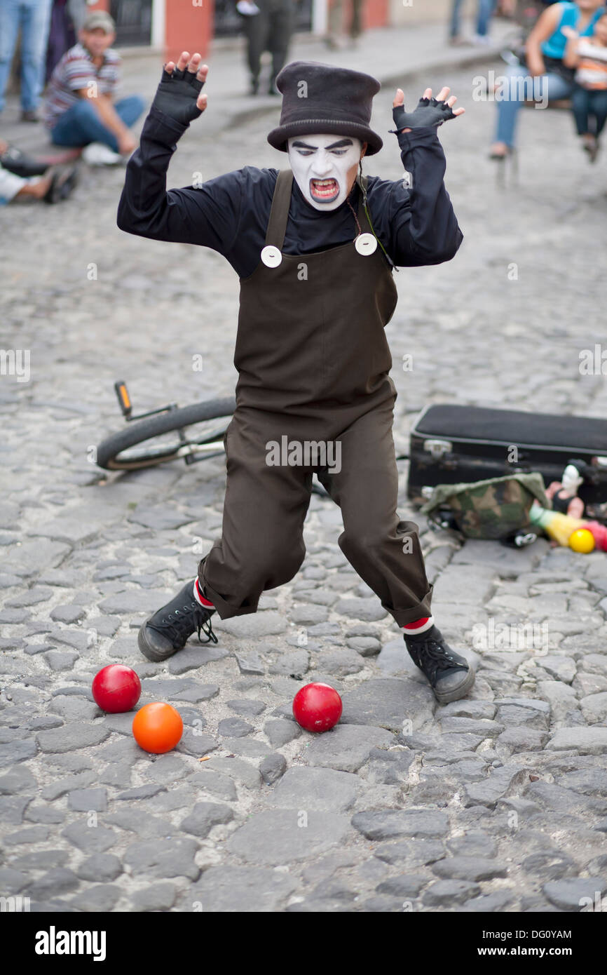 Mime entertainer hi-res stock photography and images - Alamy