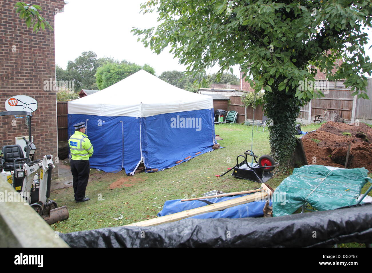 Forensics tent hi-res stock photography and images - Alamy