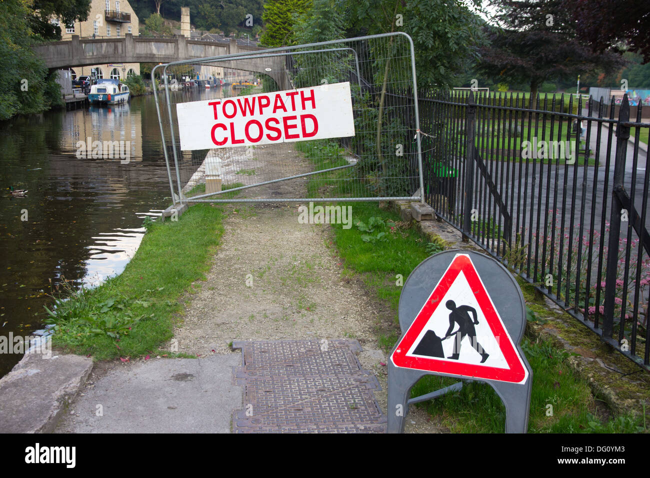 Footpath closed sign hi-res stock photography and images - Alamy