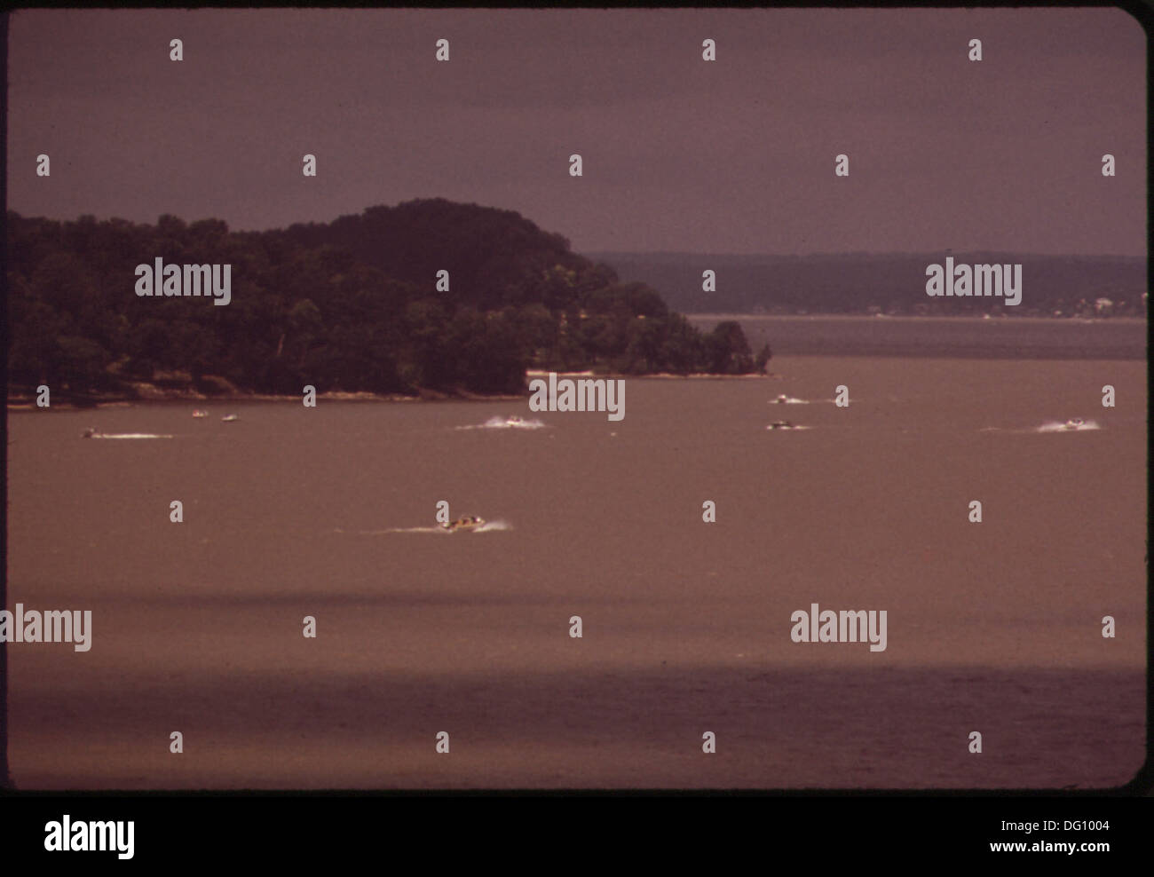 PLEASURE CRAFT ON MEMORIAL DAY SAIL NEAR BAGNELL DAM CHURN LAKE WATER ...