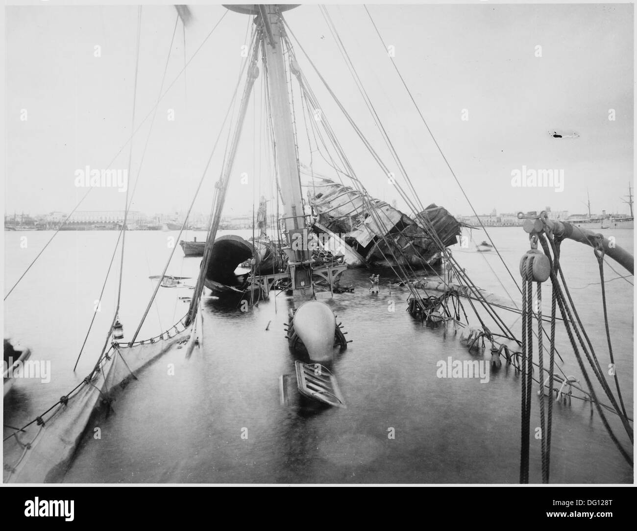 Wreckage of the uss maine hi-res stock photography and images - Alamy