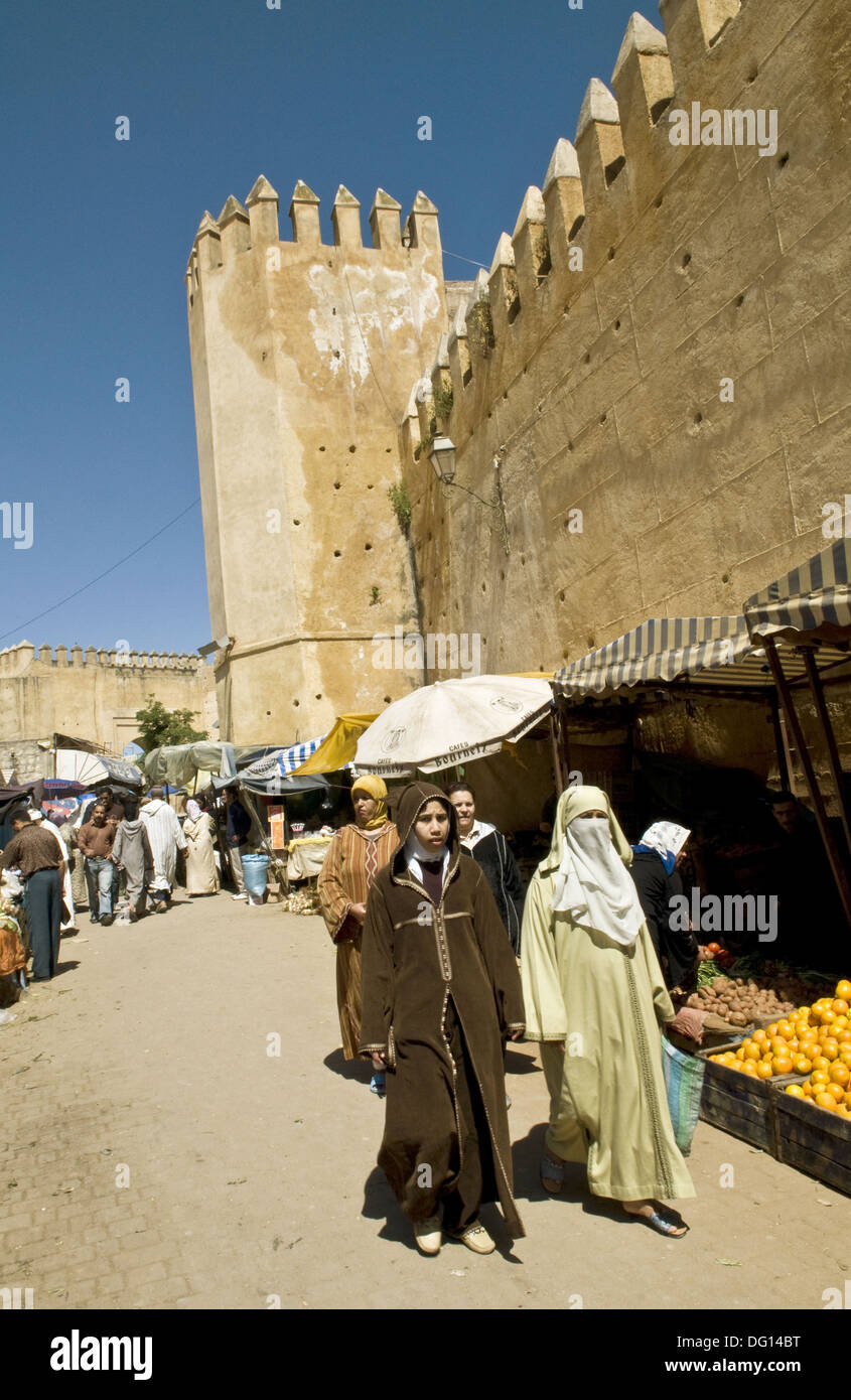 Moroccan jalaba hi-res stock photography and images - Alamy