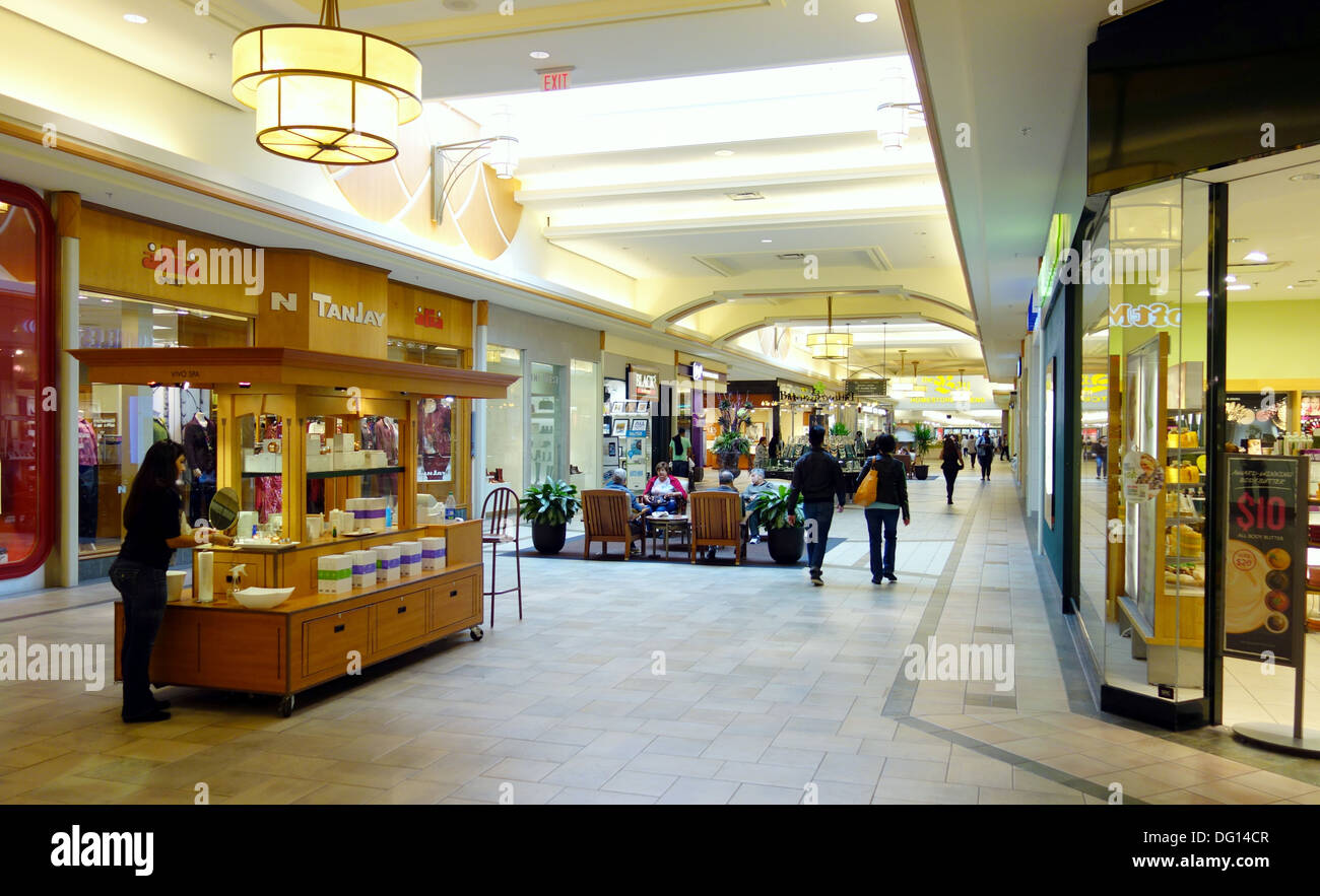 Outside view of mall hi-res stock photography and images - Alamy
