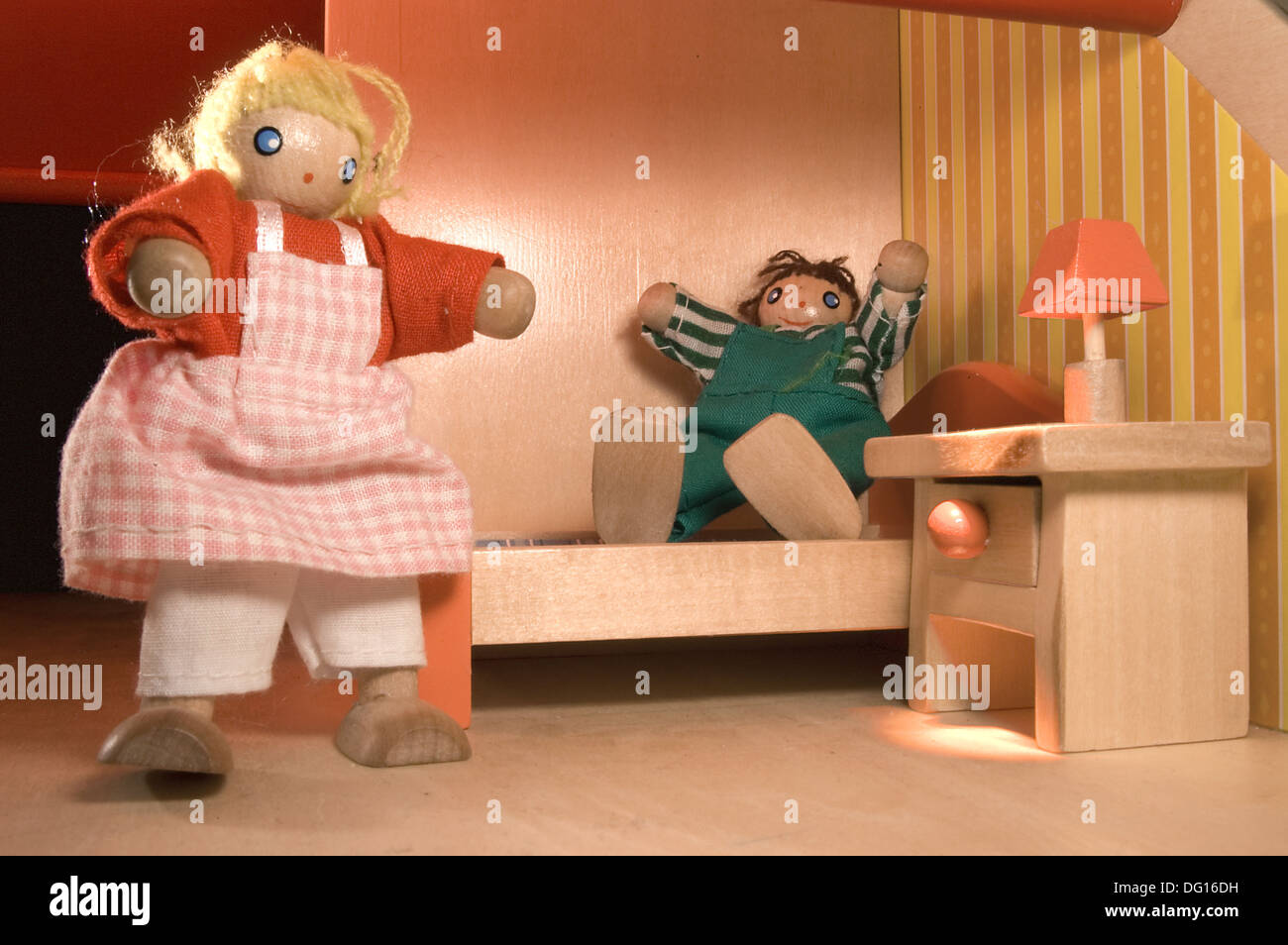 Old fashioned dolls house hi-res stock photography and images - Alamy