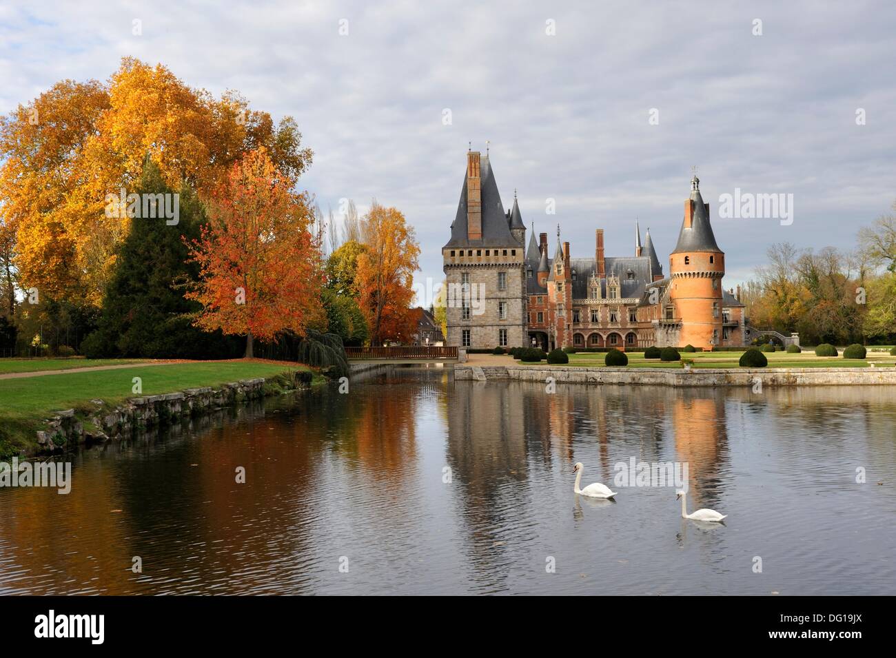 The park at the chateau de maintenon hi-res stock photography and ...