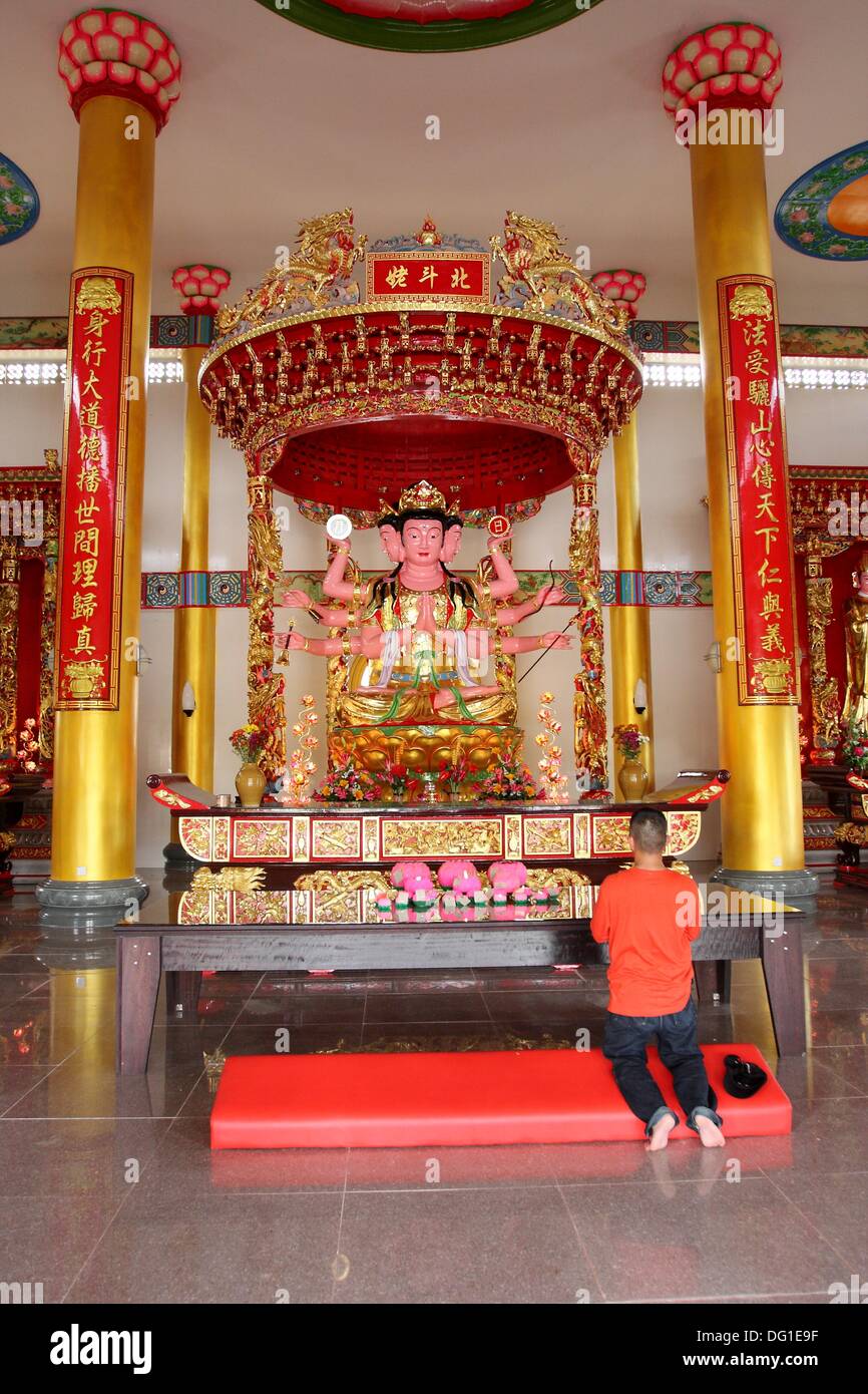 Chinese memorial archway gold temple hi-res stock photography and ...