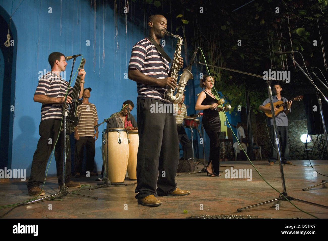 Músicos tocando hi-res stock photography and images - Alamy