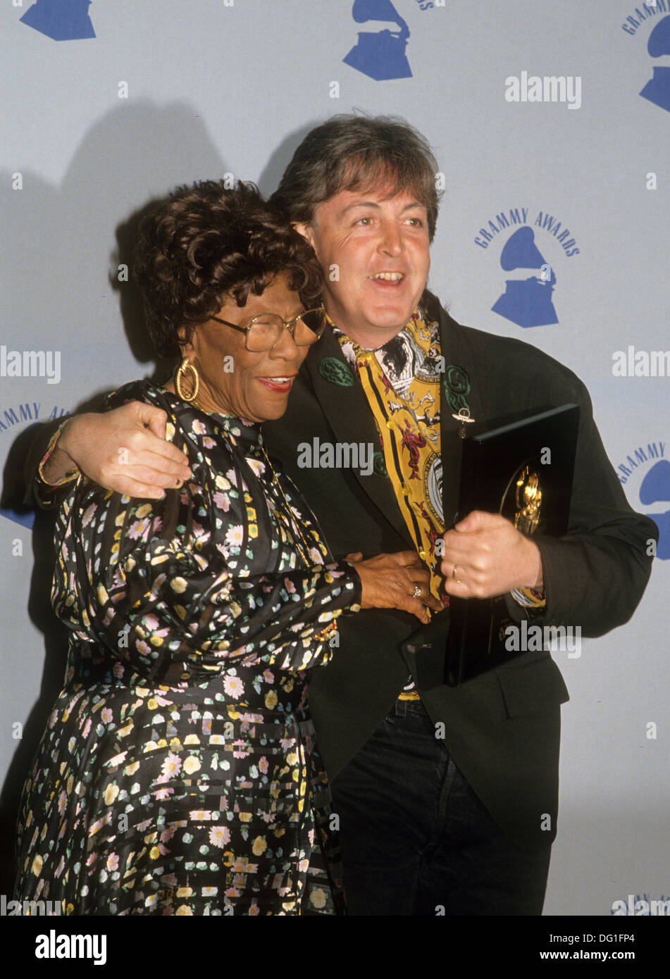 ELLA FITZGERALD (1917-1996) US jazz singer with Paul McCartney in 1990 Stock Photo - Alamy