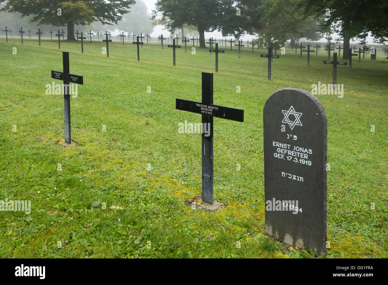 WWI graves of German soldiers at the First World War One Deutscher ...