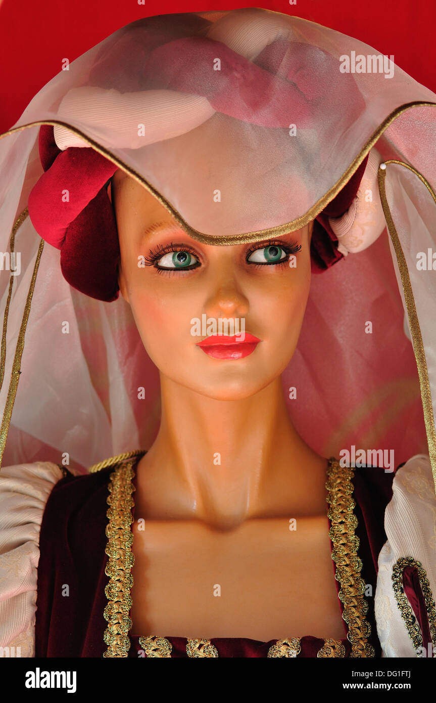 Mannequin medieval clothing hi-res stock photography and images - Alamy