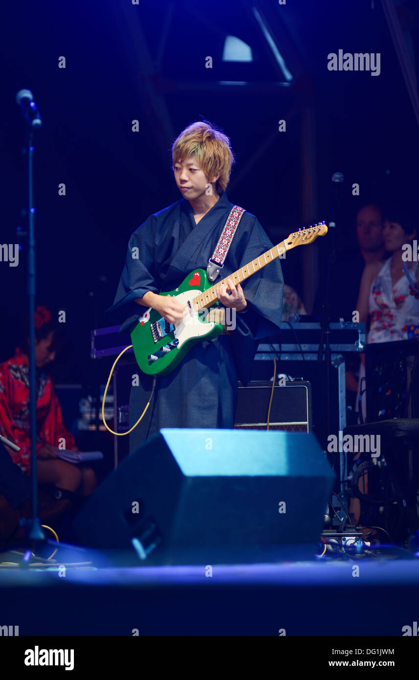 Japanese performing artist hi-res stock photography and images - Alamy