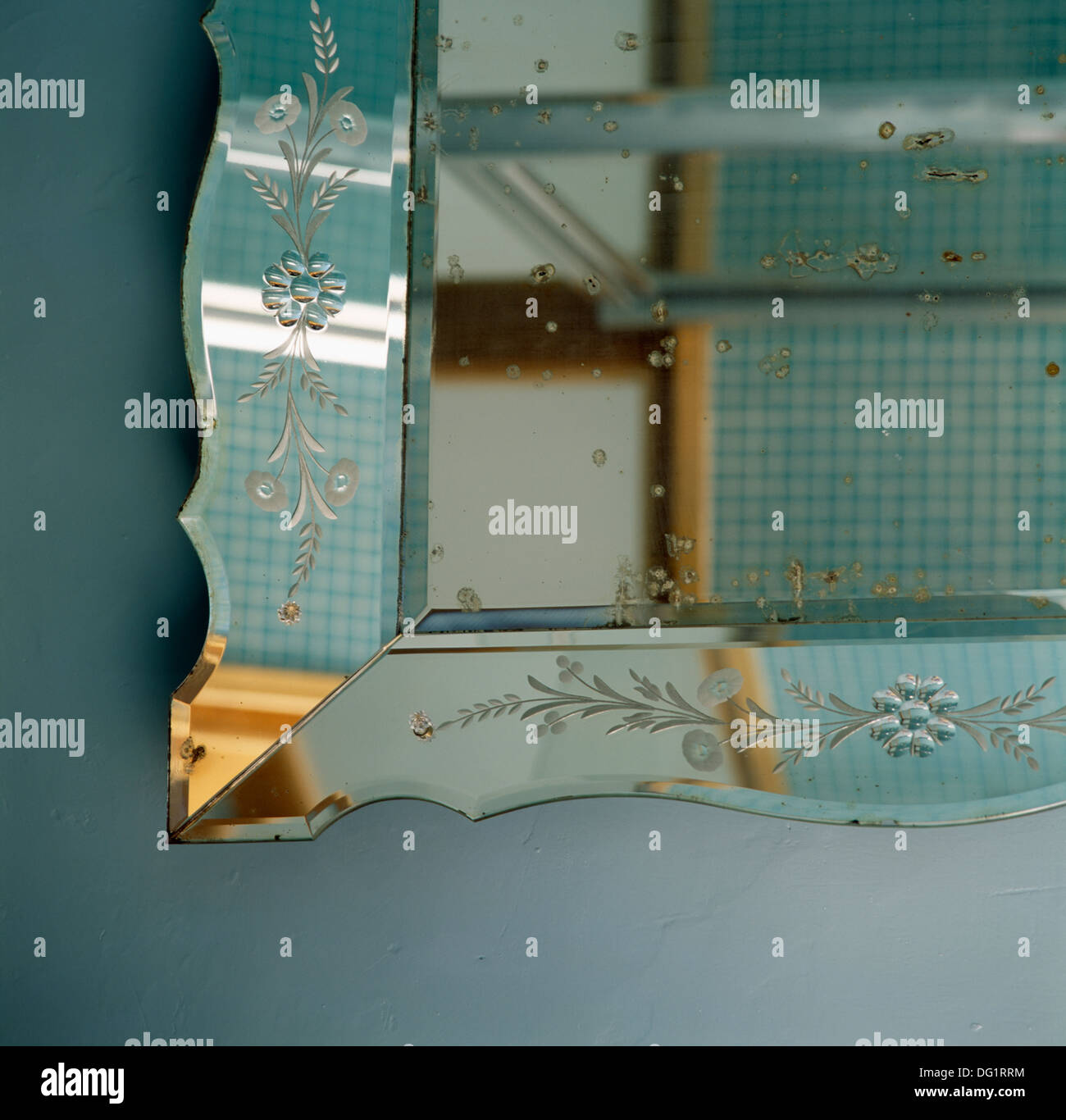 Engraved mirrors hi-res stock photography and images - Alamy