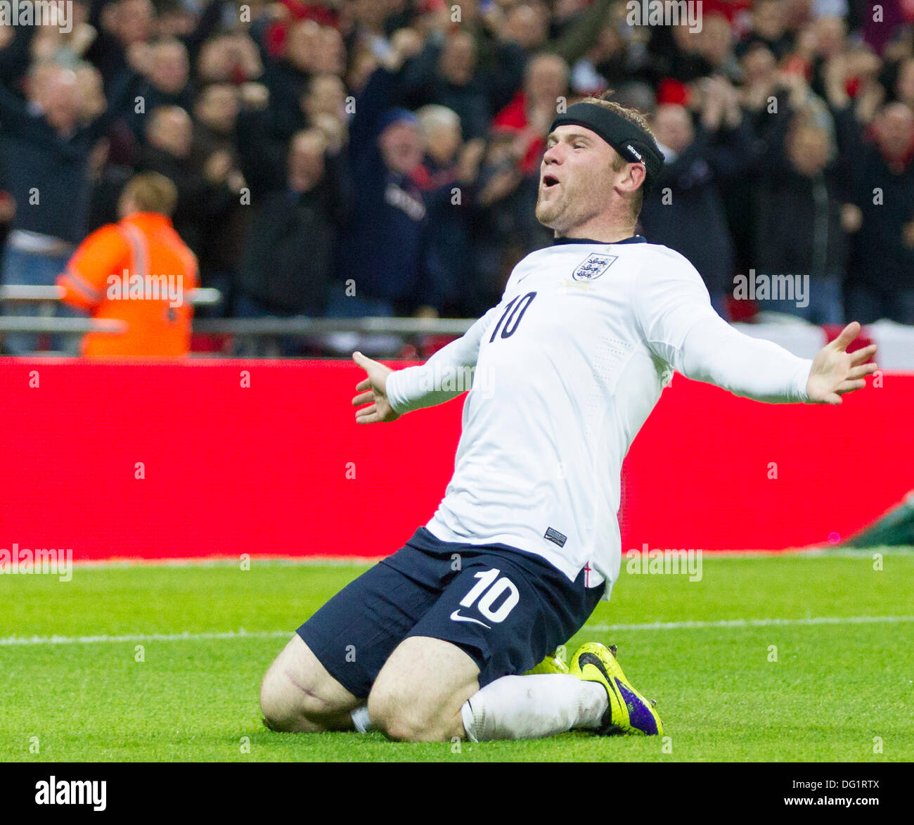Englands wayne rooney celebrates his goal hi-res stock photography and ...