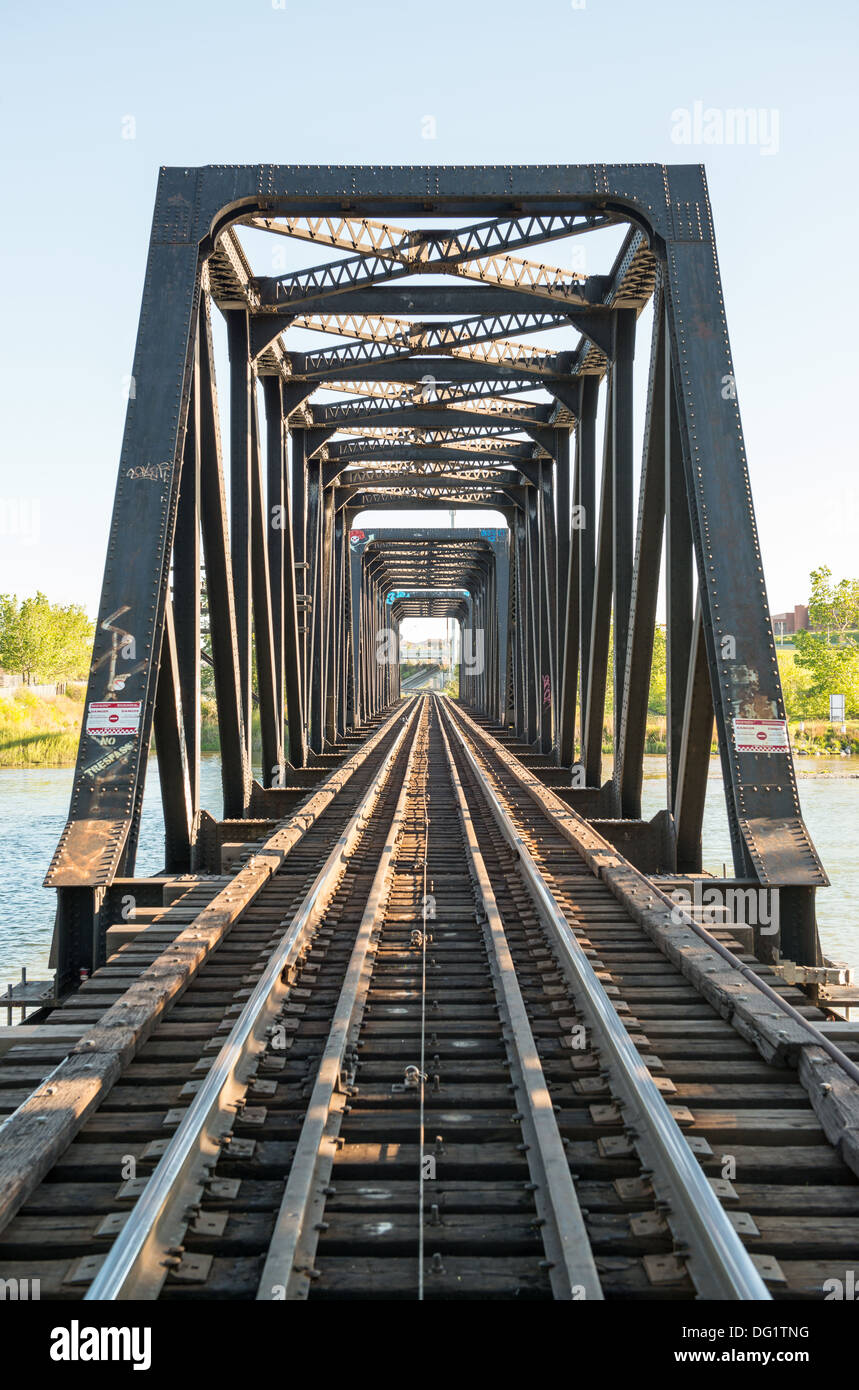 Bridge over railway tracks hi-res stock photography and images - Alamy