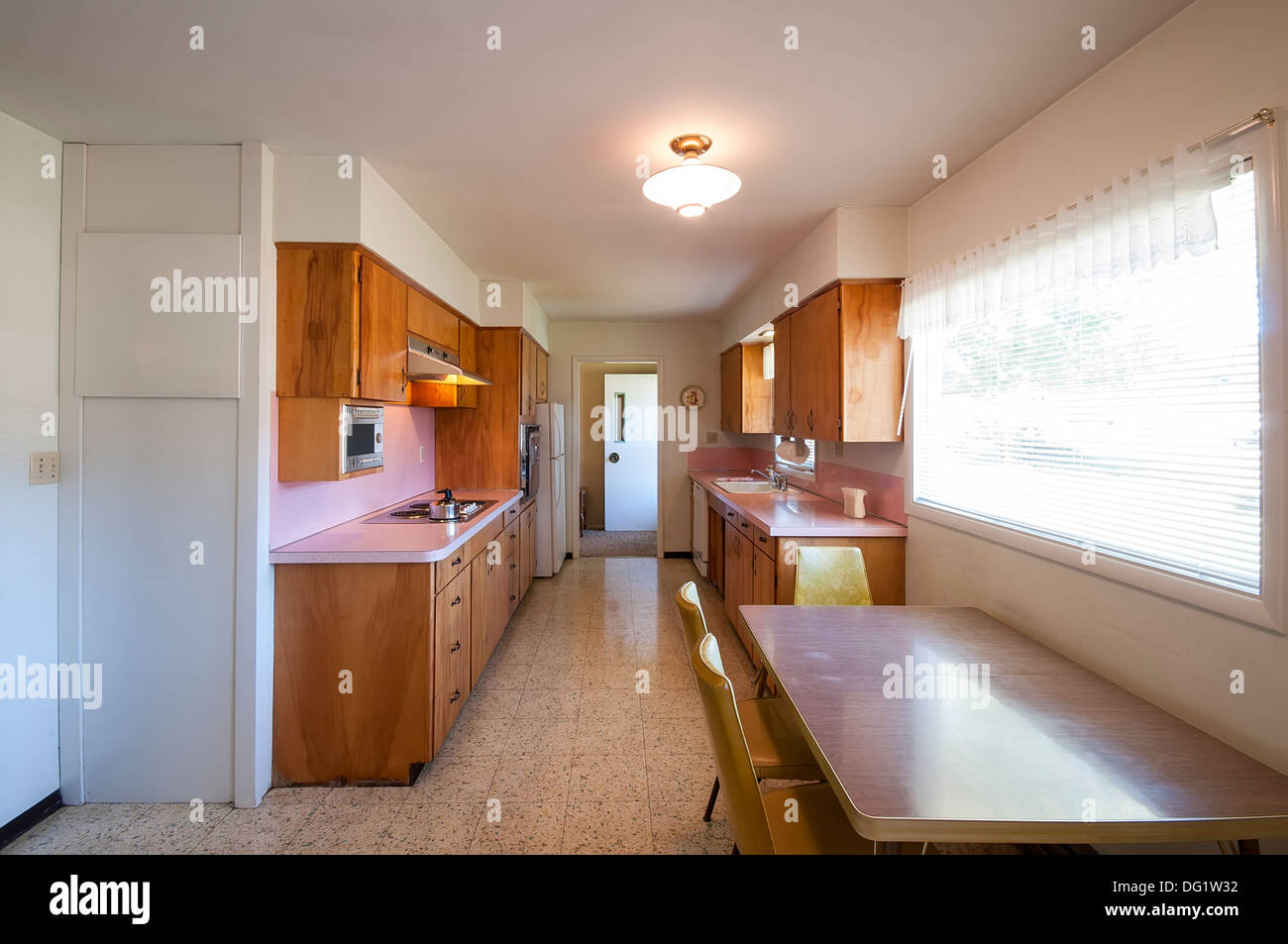 Kitchen cabinet 1950s hi-res stock photography and images - Alamy