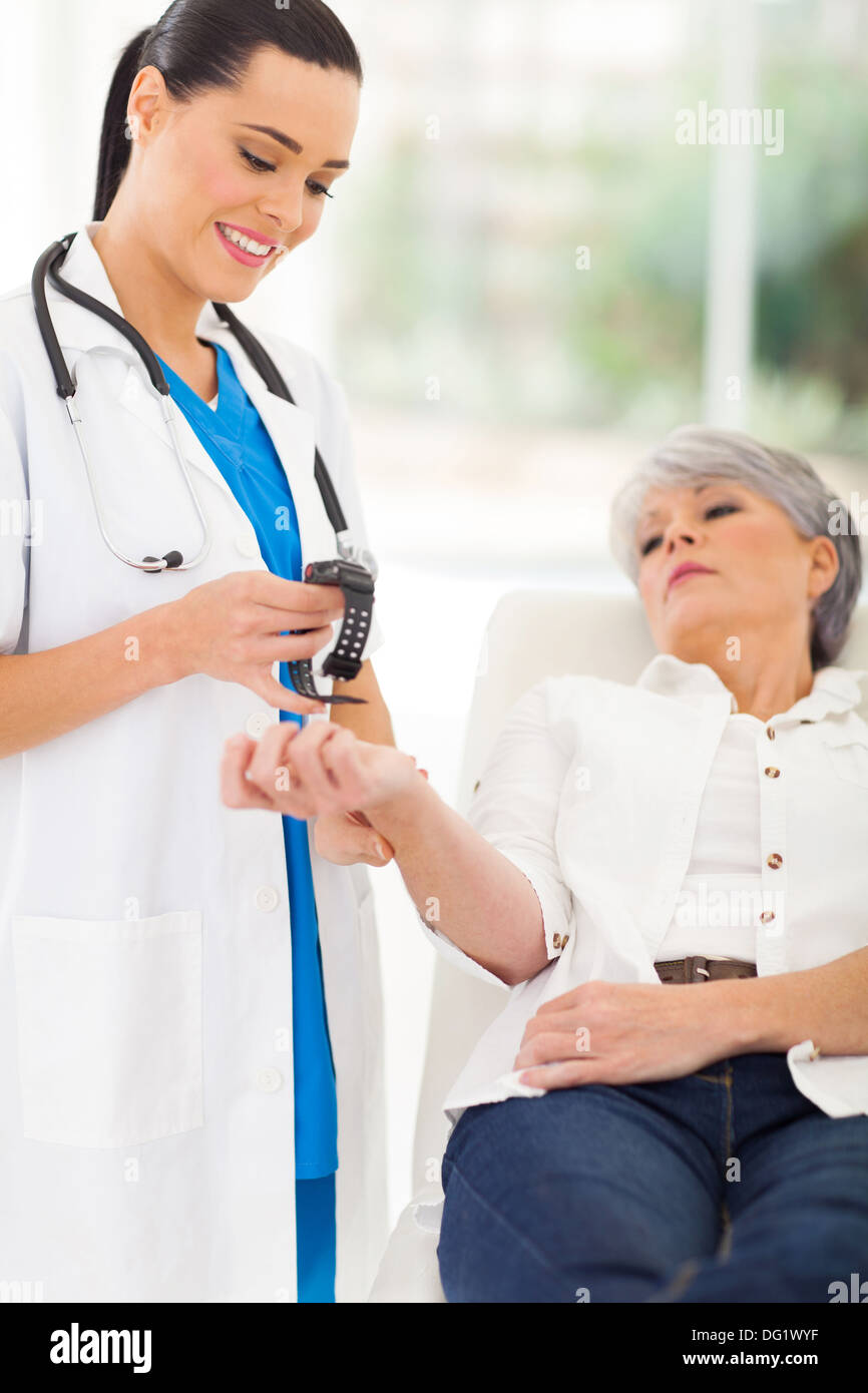 Checking pulse senior hi-res stock photography and images - Alamy