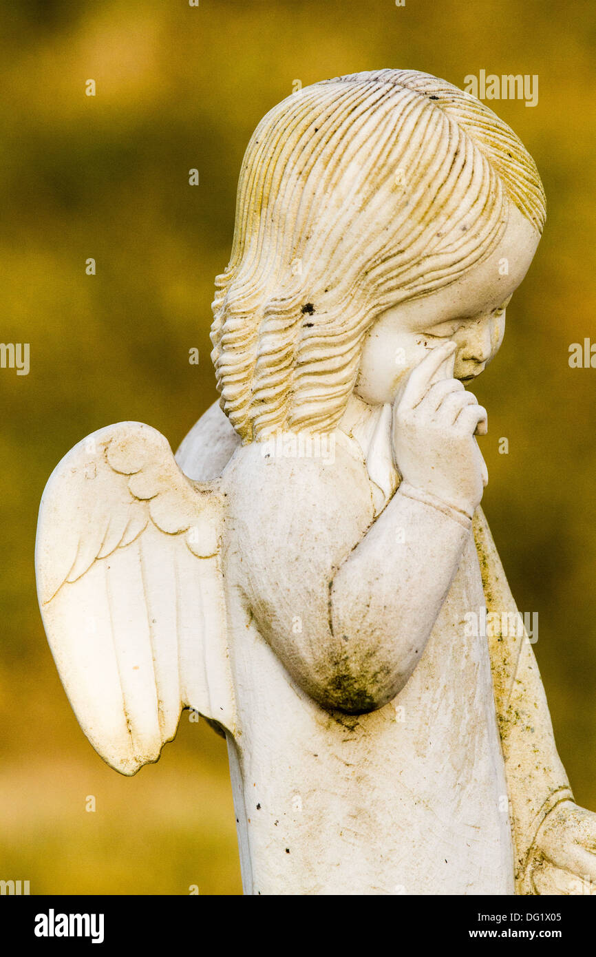 Small angel statue hi-res stock photography and images - Alamy