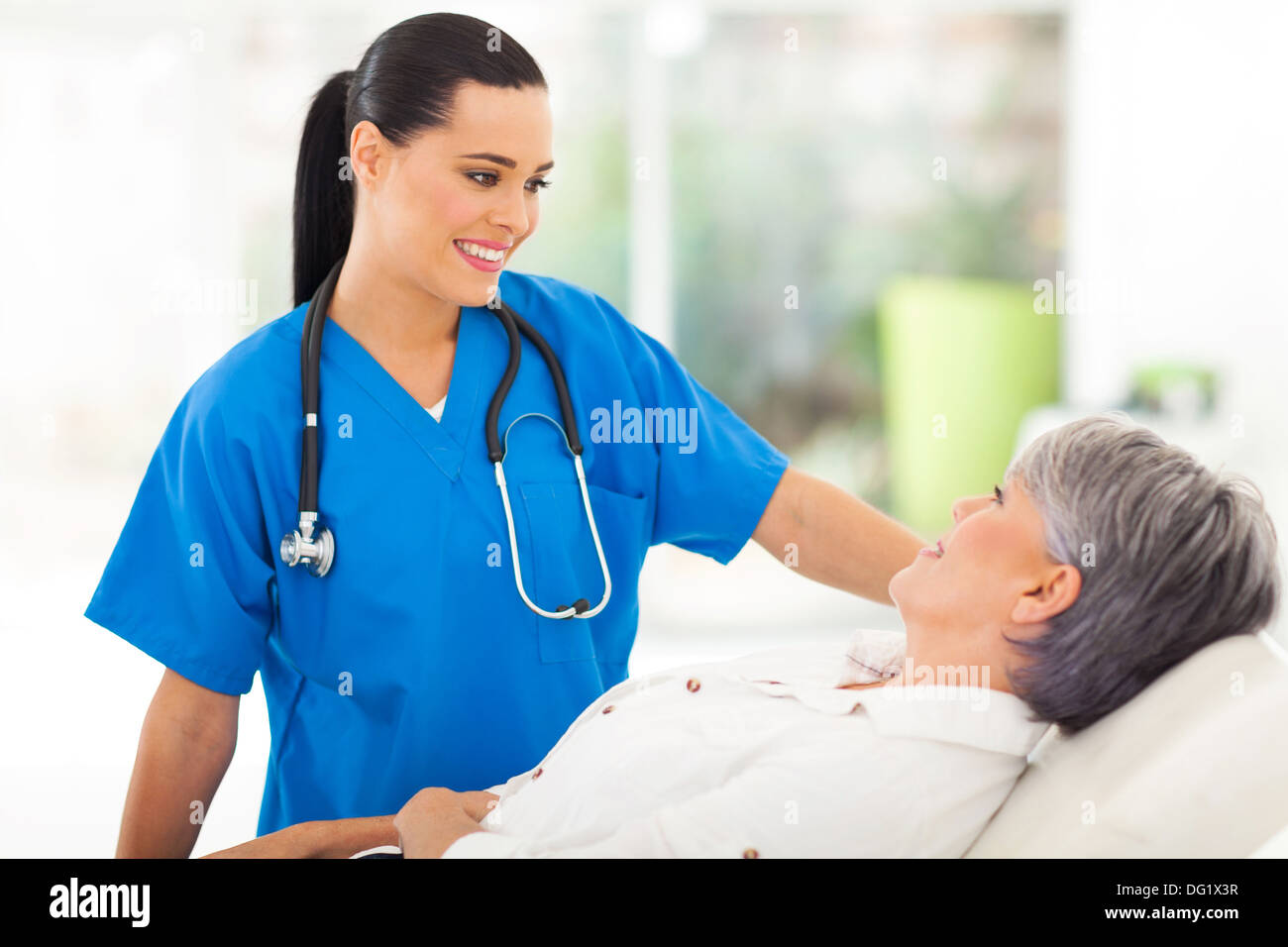 Nurse and patient talking hi-res stock photography and images - Alamy