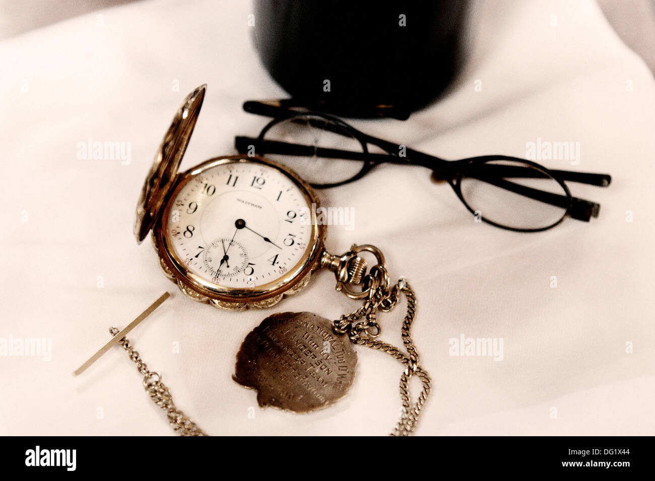 Inside of pocket watch hi-res stock photography and images - Alamy