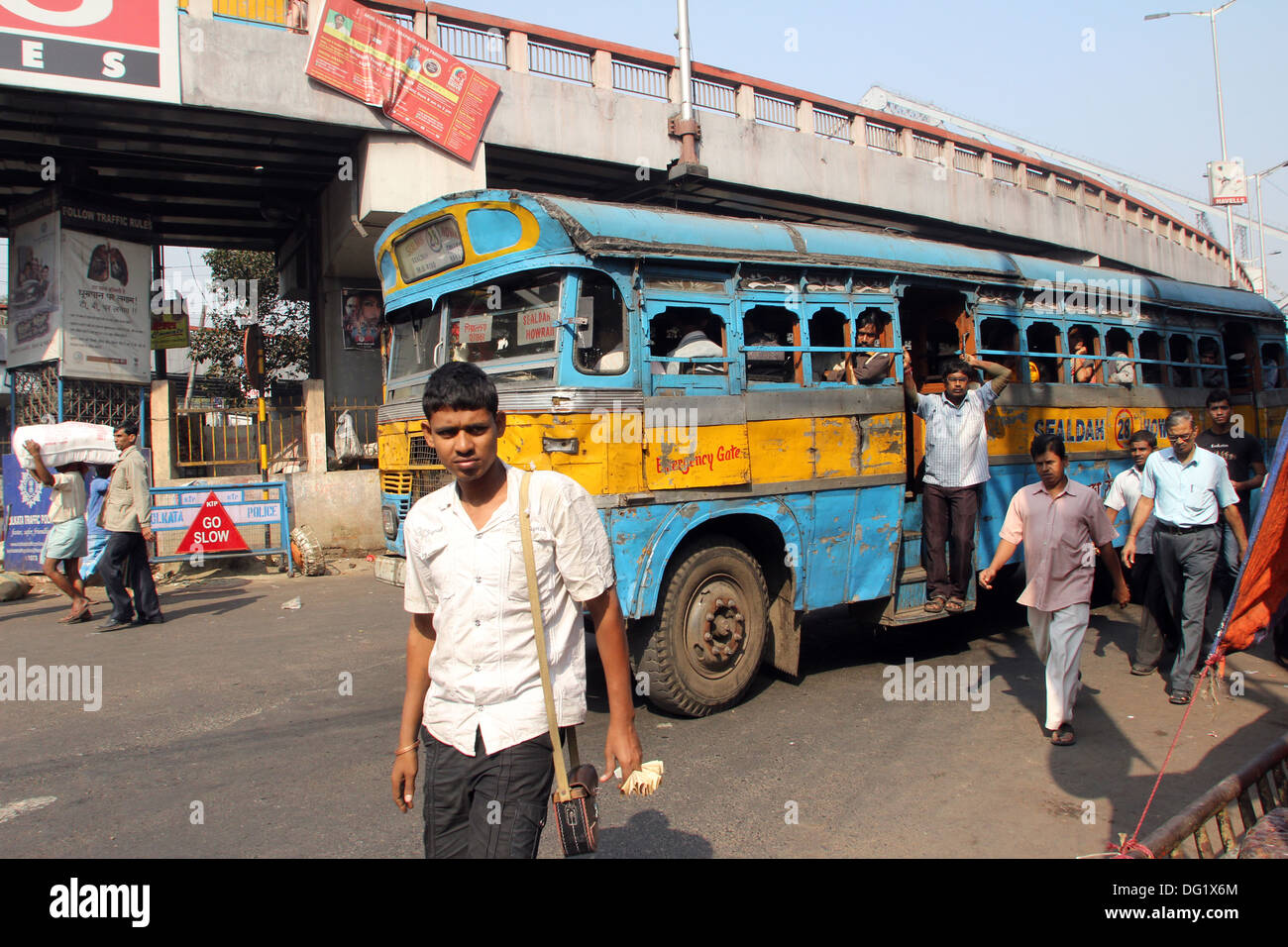 India painted bus hi-res stock photography and images - Alamy