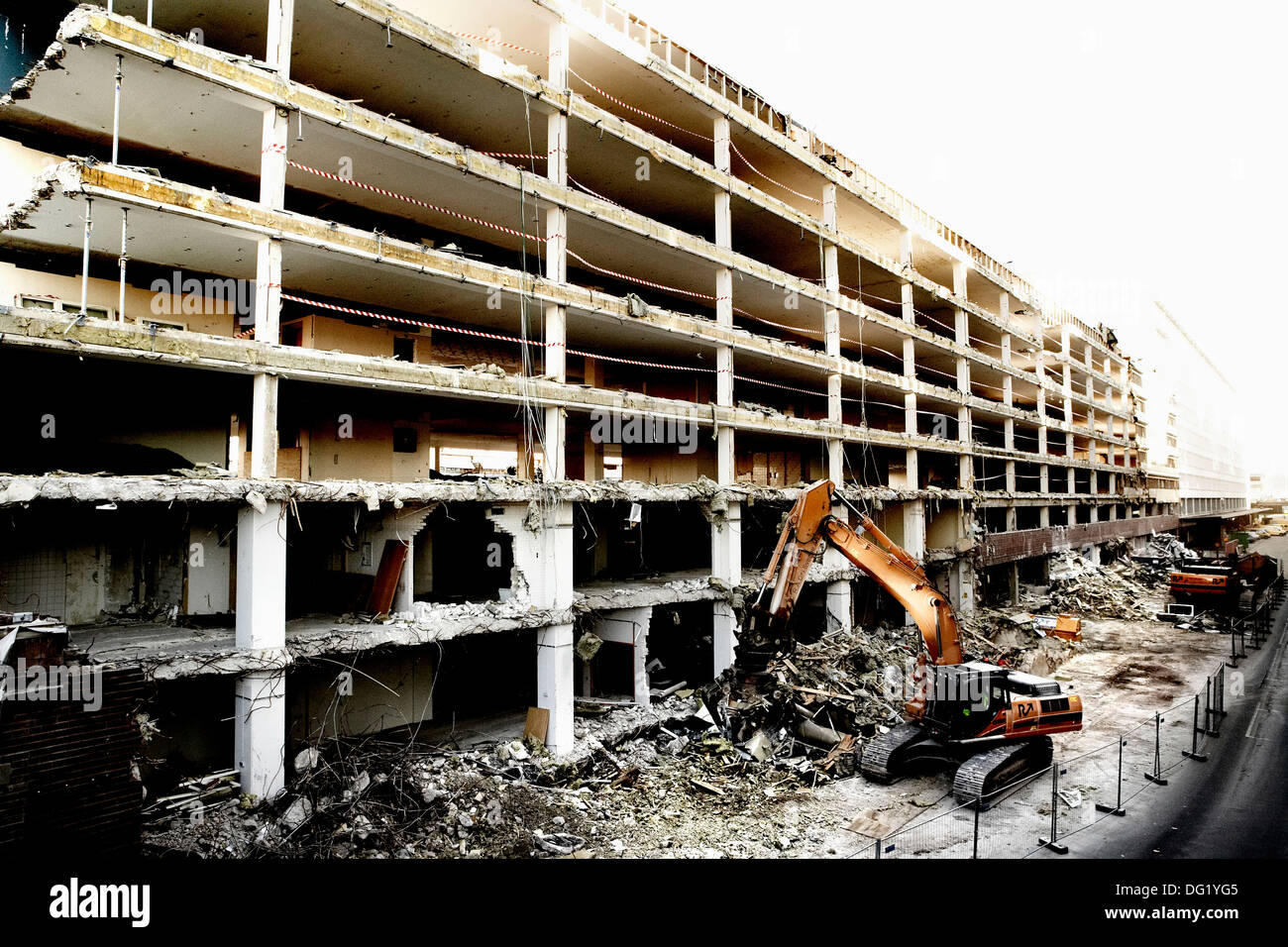 Building being demolished hi-res stock photography and images - Alamy