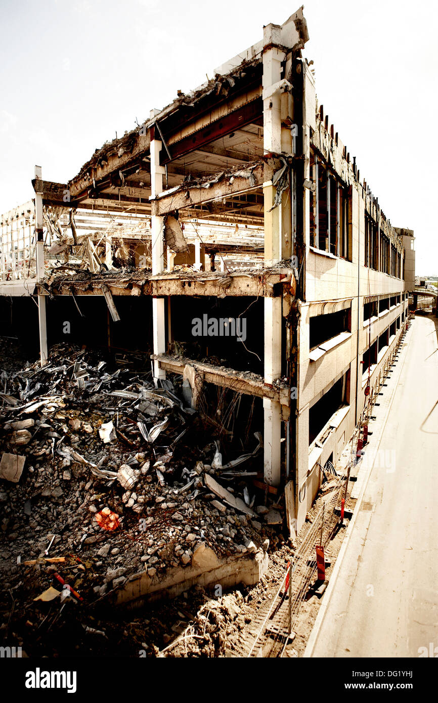 Building being demolished hi-res stock photography and images - Alamy