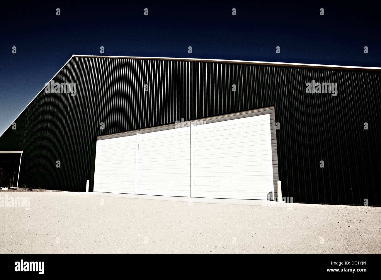 Hangar door hi-res stock photography and images - Alamy