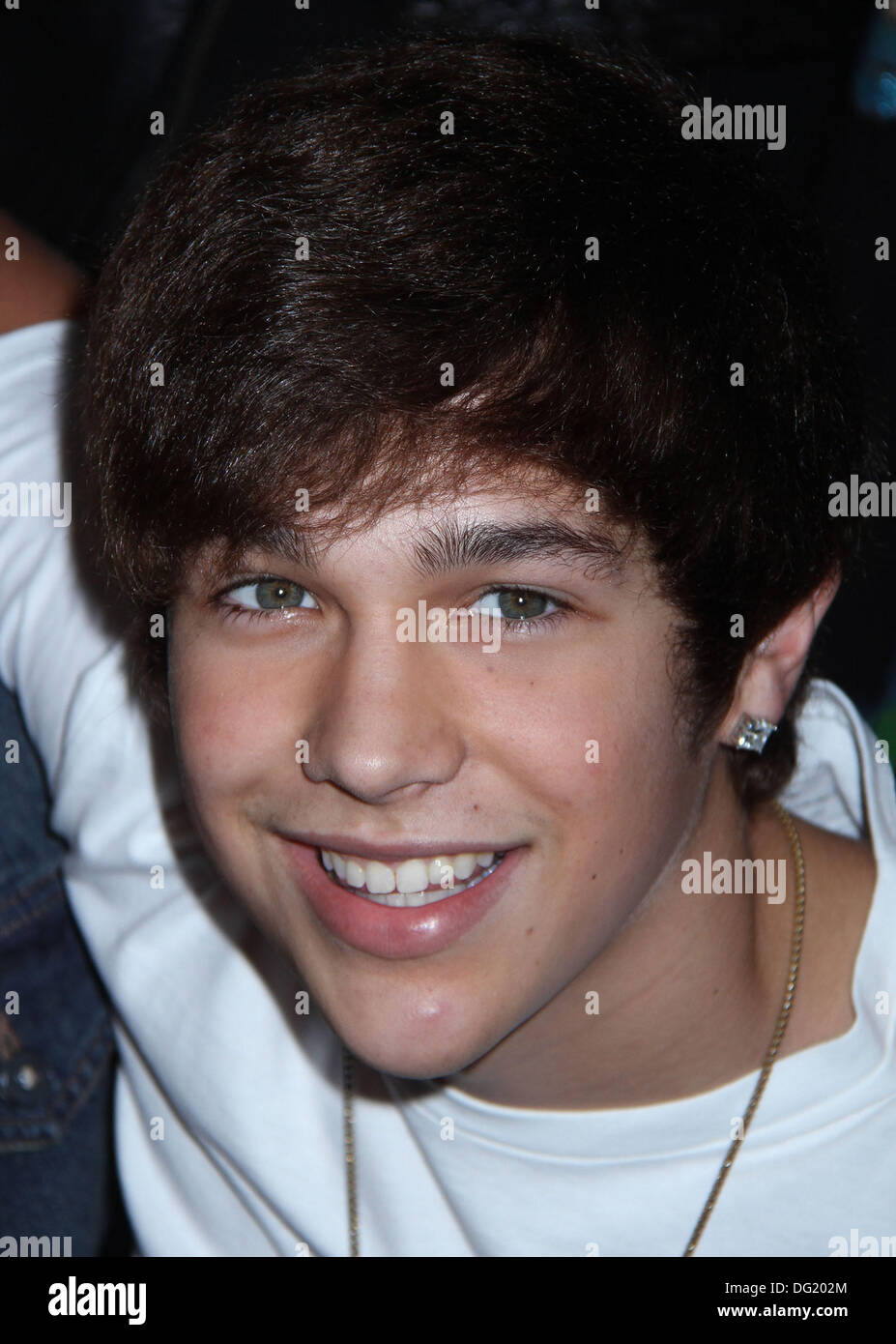 New York, New York, USA. 11th Oct, 2013. Singer AUSTIN MAHONE poses for ...