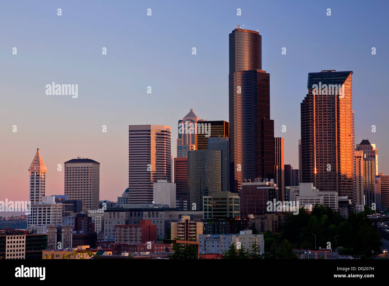 Skyline office buildings hi-res stock photography and images - Alamy