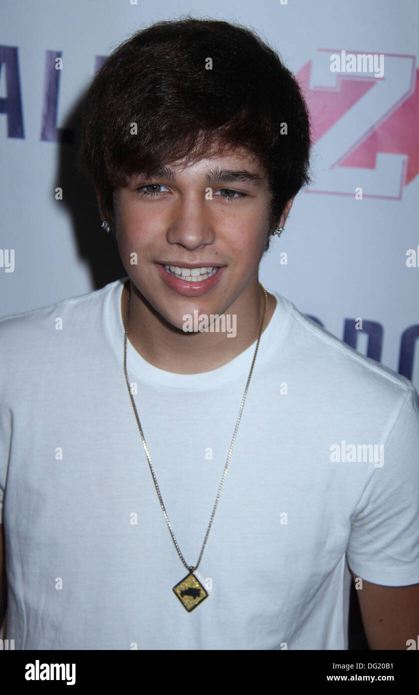 New York, New York, USA. 11th Oct, 2013. Singer AUSTIN MAHONE poses for ...