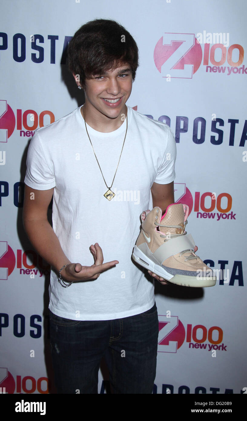 New York, New York, USA. 11th Oct, 2013. Singer AUSTIN MAHONE poses for ...