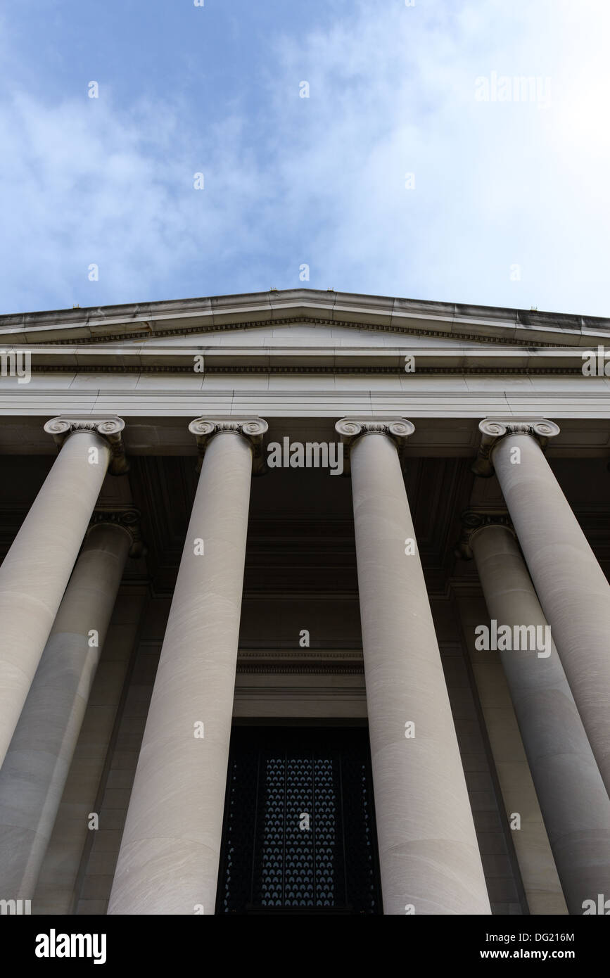 White courthouse building hi-res stock photography and images - Alamy