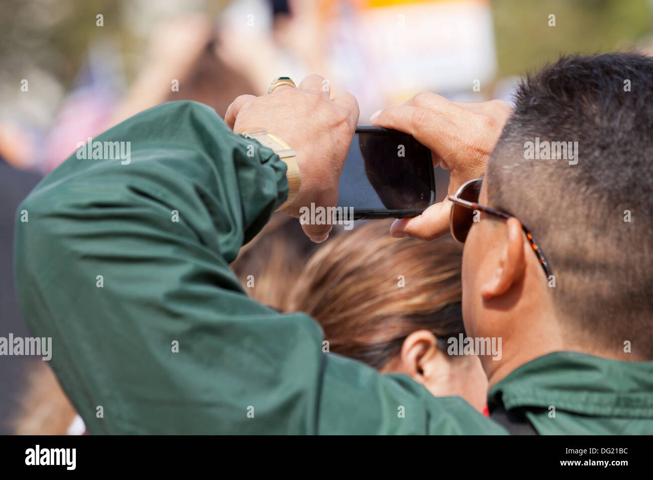 Crowd filming smart phone hi-res stock photography and images - Alamy
