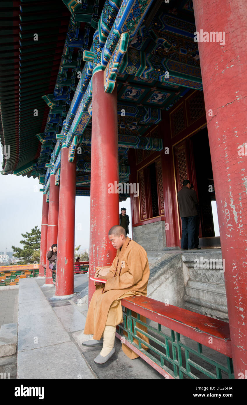 Young buddhist monk praying in Wanchun ting Pavilion (Pavilion of ...