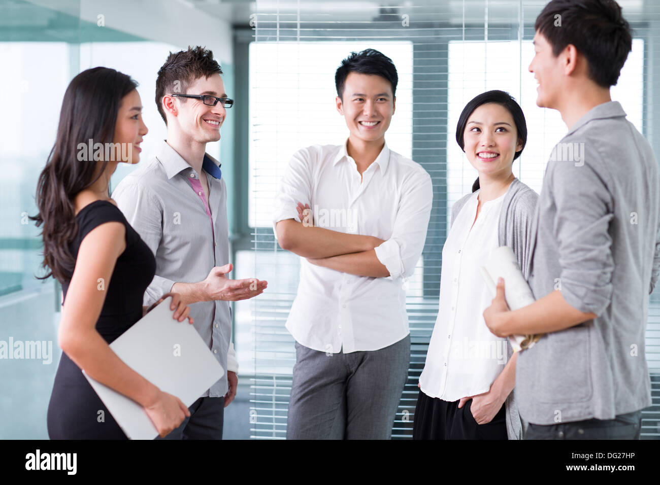 Shoulder hand business team hi-res stock photography and images - Alamy