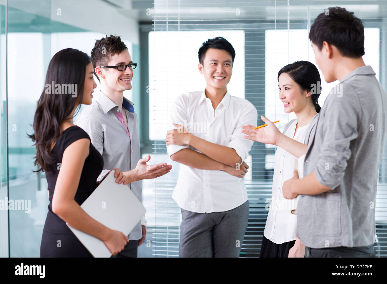 Shoulder hand business team hi-res stock photography and images - Alamy