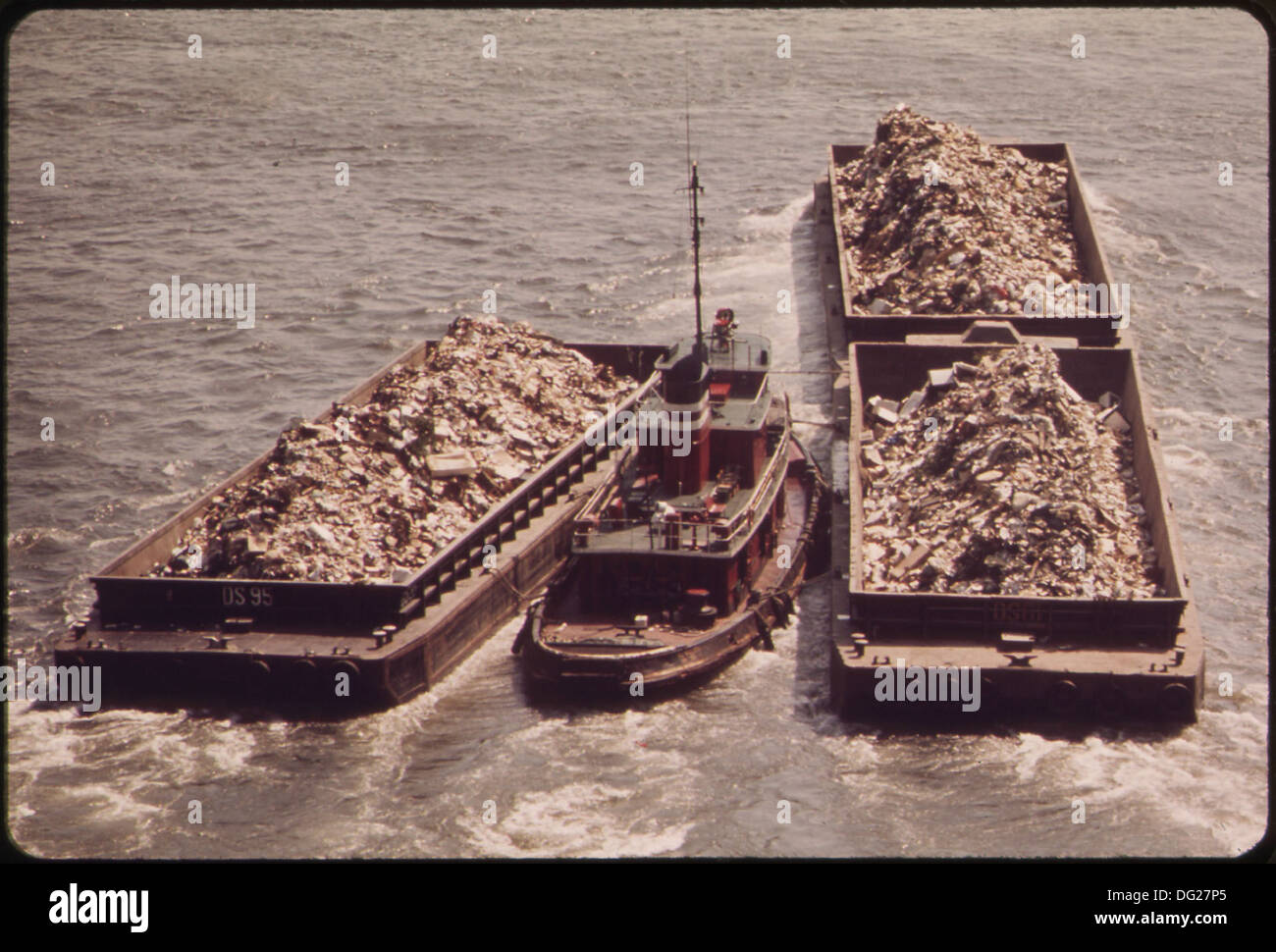 New york east river garbage hi-res stock photography and images - Alamy