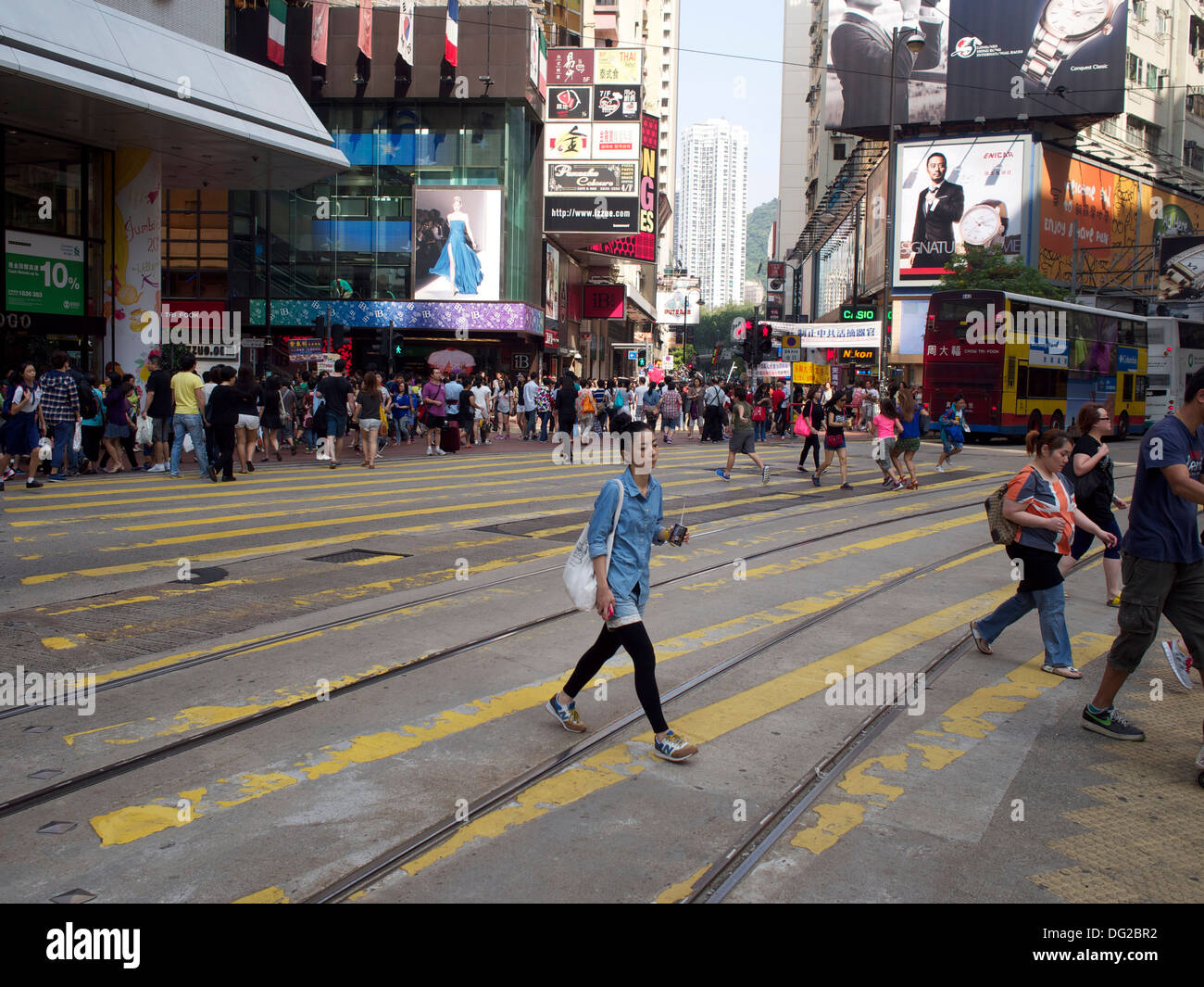 Busy crossing in Causeway Bay, Hong Kong Stock Photo - Alamy